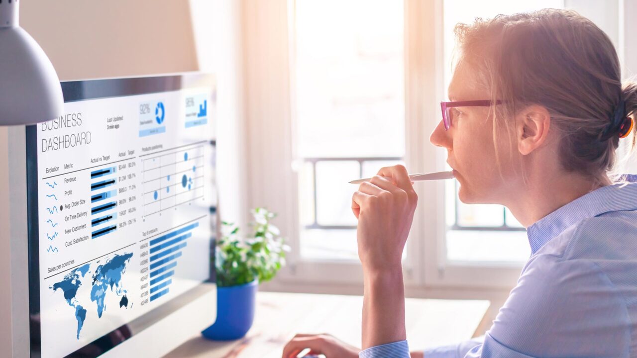 What is an HR analyst and why is it important?